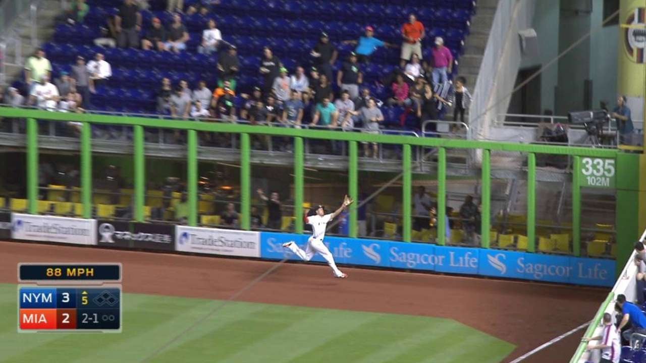 NYM@MIA: Stanton runs down liner crashing into wall - YouTube