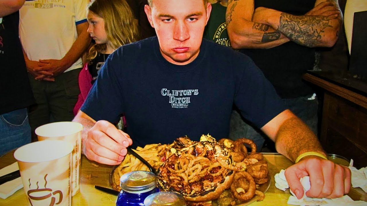 GRAVEYARD BBQ BURGER CHALLENGE at Wagon Train BBQ - YouTube