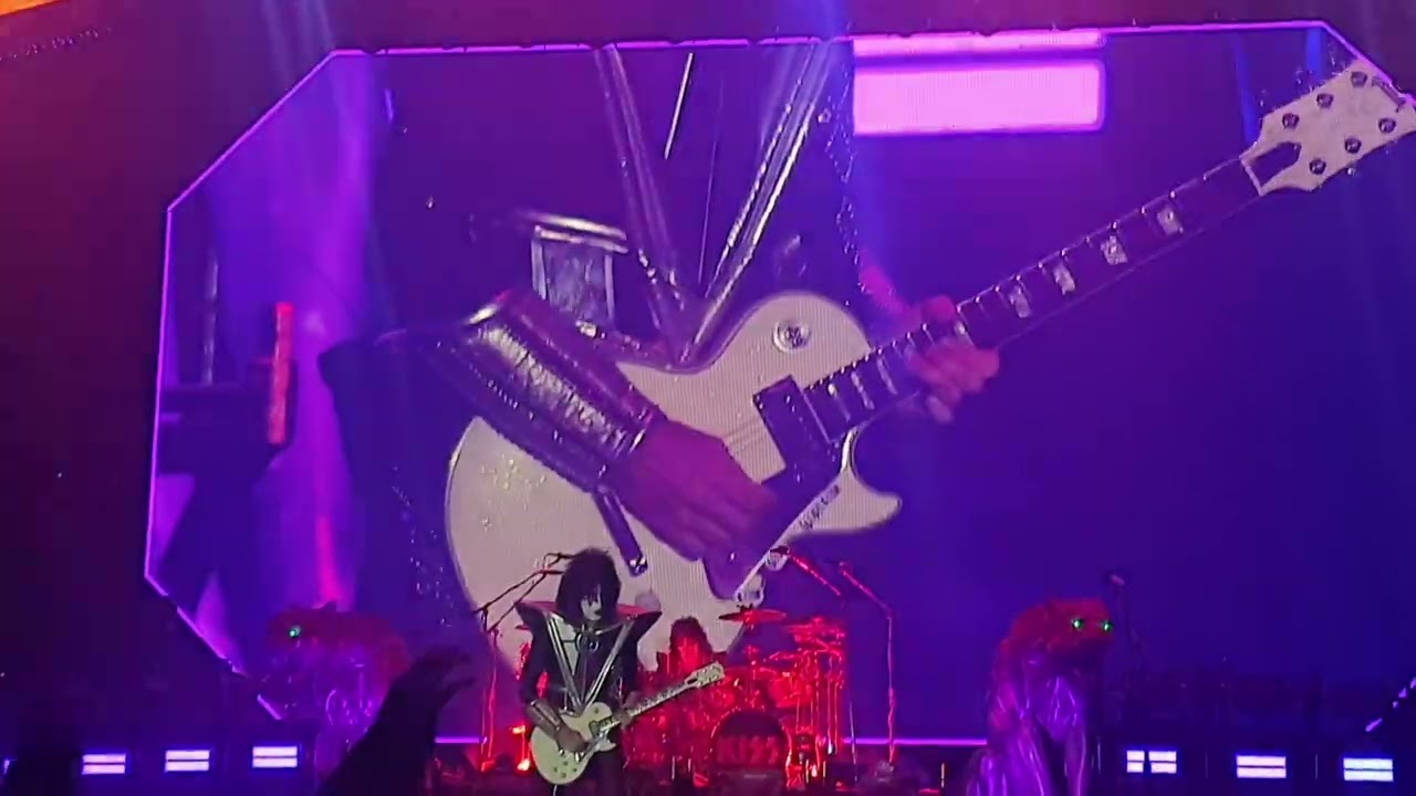 KISS War Machine live 18 Juni 2022 Tele2 Stockholm - YouTube