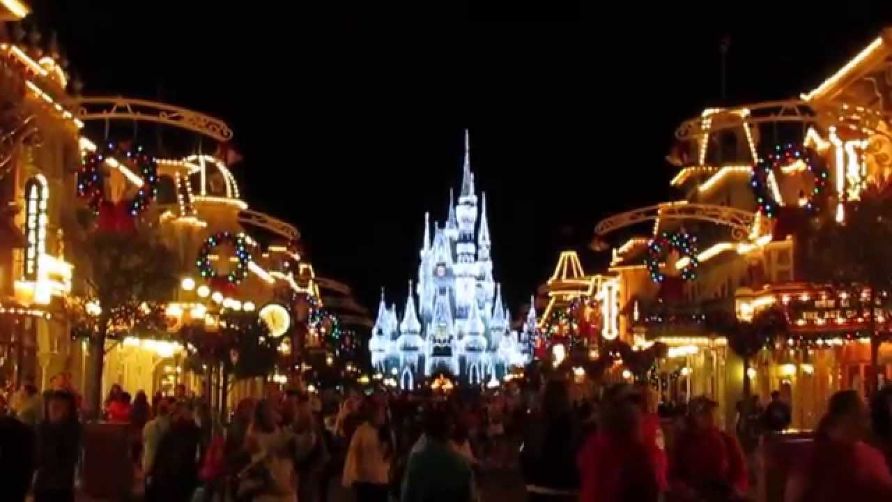 Magic Kingdom Main Street U.S.A at Christmas - YouTube