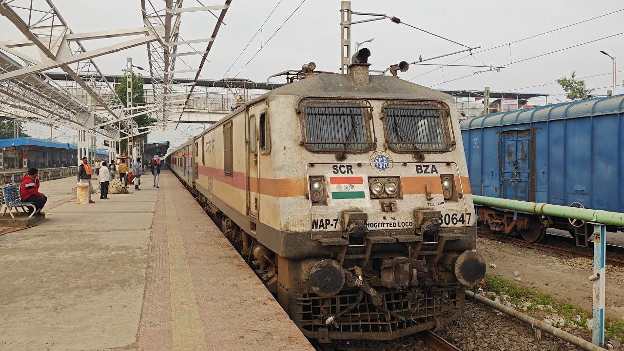 Devagiri Express Arriving at Purna Junction Railway Station | Train ...