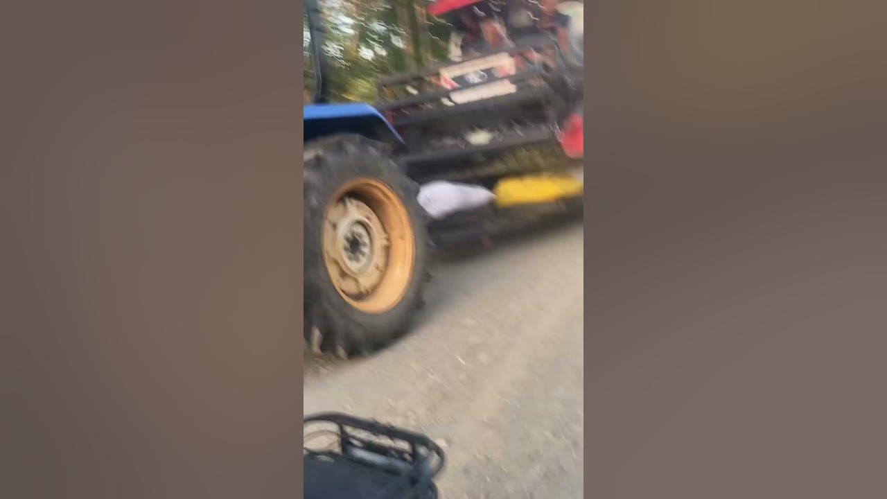 Napadaan sa amin ang tractor na my karga ng harvester#masikip na daanan nagkasalubongan kami ...