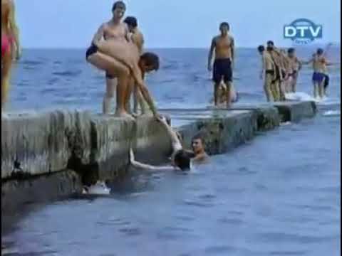 Naked and Funny video_fat chik drowning
