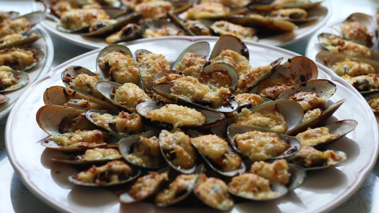 Cheesy Baked Mussels | Cheesy Baked Tahong | How to Bake Tahong - YouTube