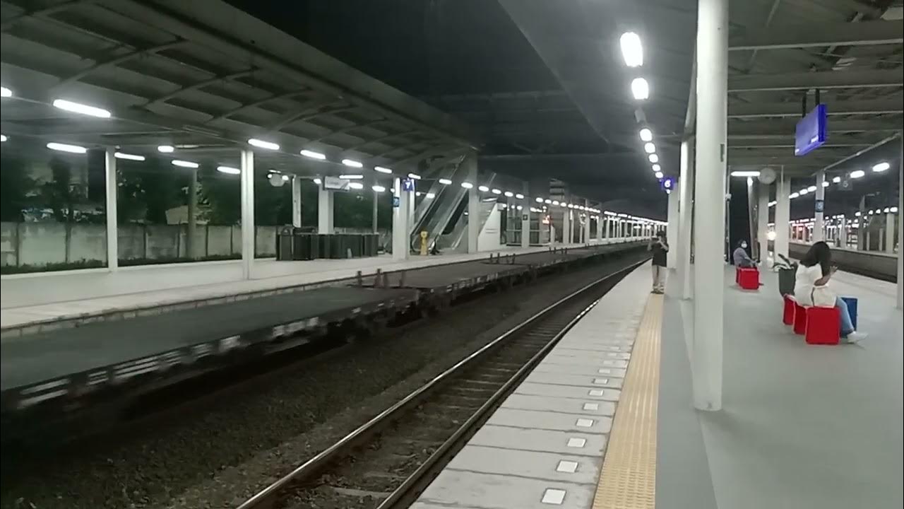 KERETA API ANGKUTAN GERBONG DATAR MELINTAS LANGSUNG DI STASIUN ...