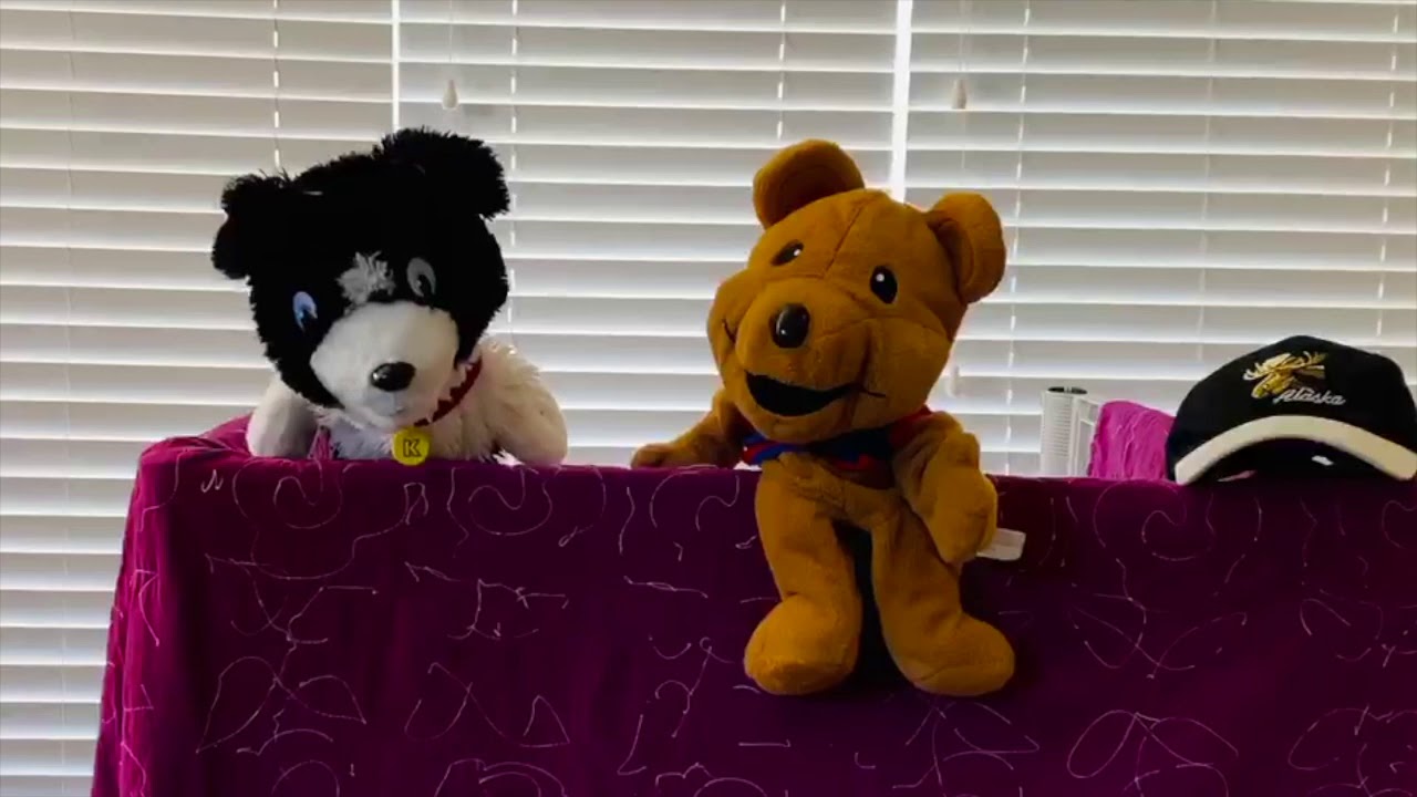 Bear hug 26 Puppet show - YouTube