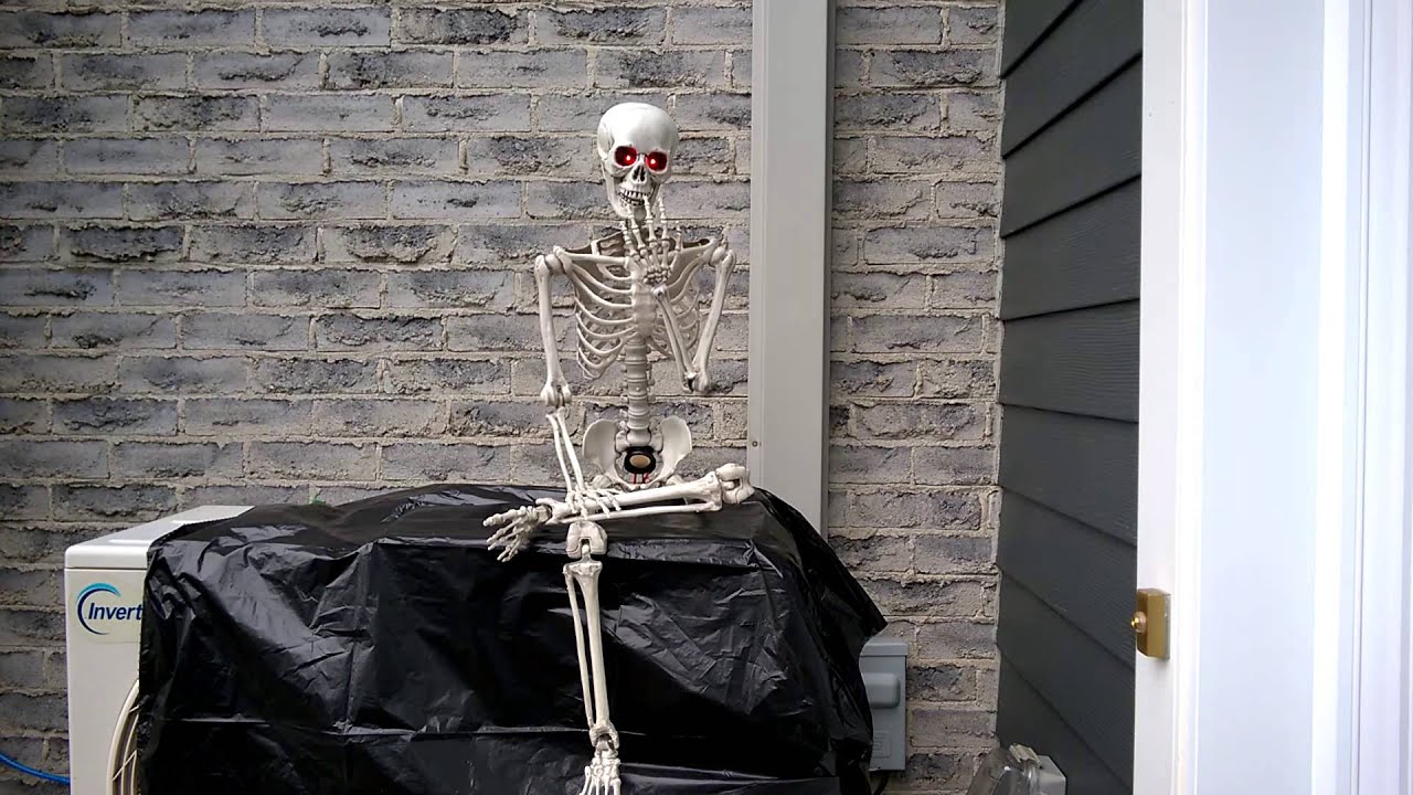 Halloween 2015 - farting skeleton - YouTube
