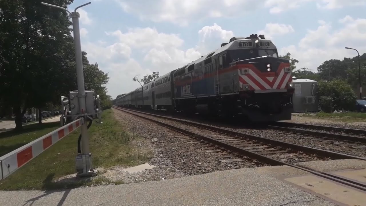 Metra outbound train 178 at Wilmette Illinois - YouTube