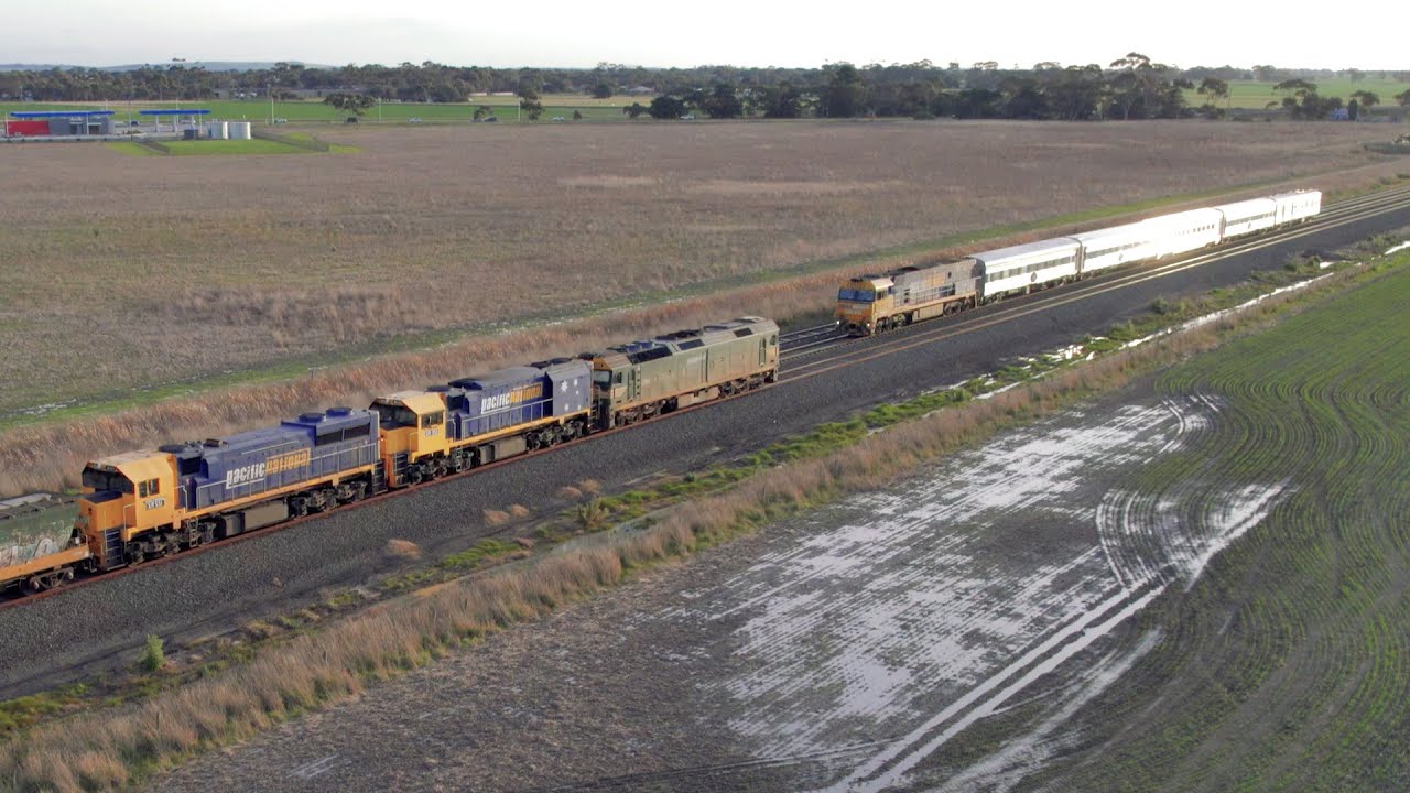 1AM8 The Overland Passenger Train Crosses Grain Train (21/8/2022 ...