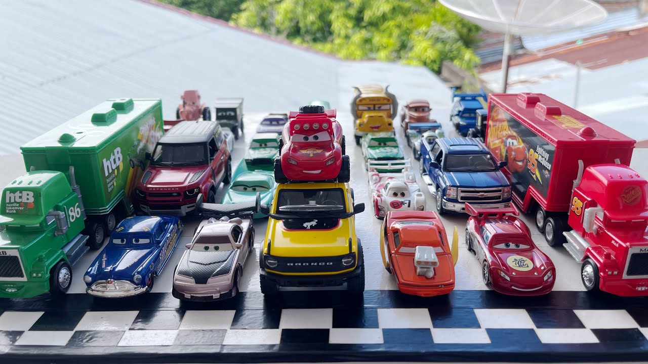 Review Disney Pixar Cars, Lightning McQueen on The Rotating Display ...