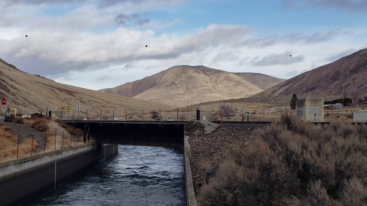 BNSF 7154 leading empties east past Roza Diversion Dam in Yakima Canyon ...