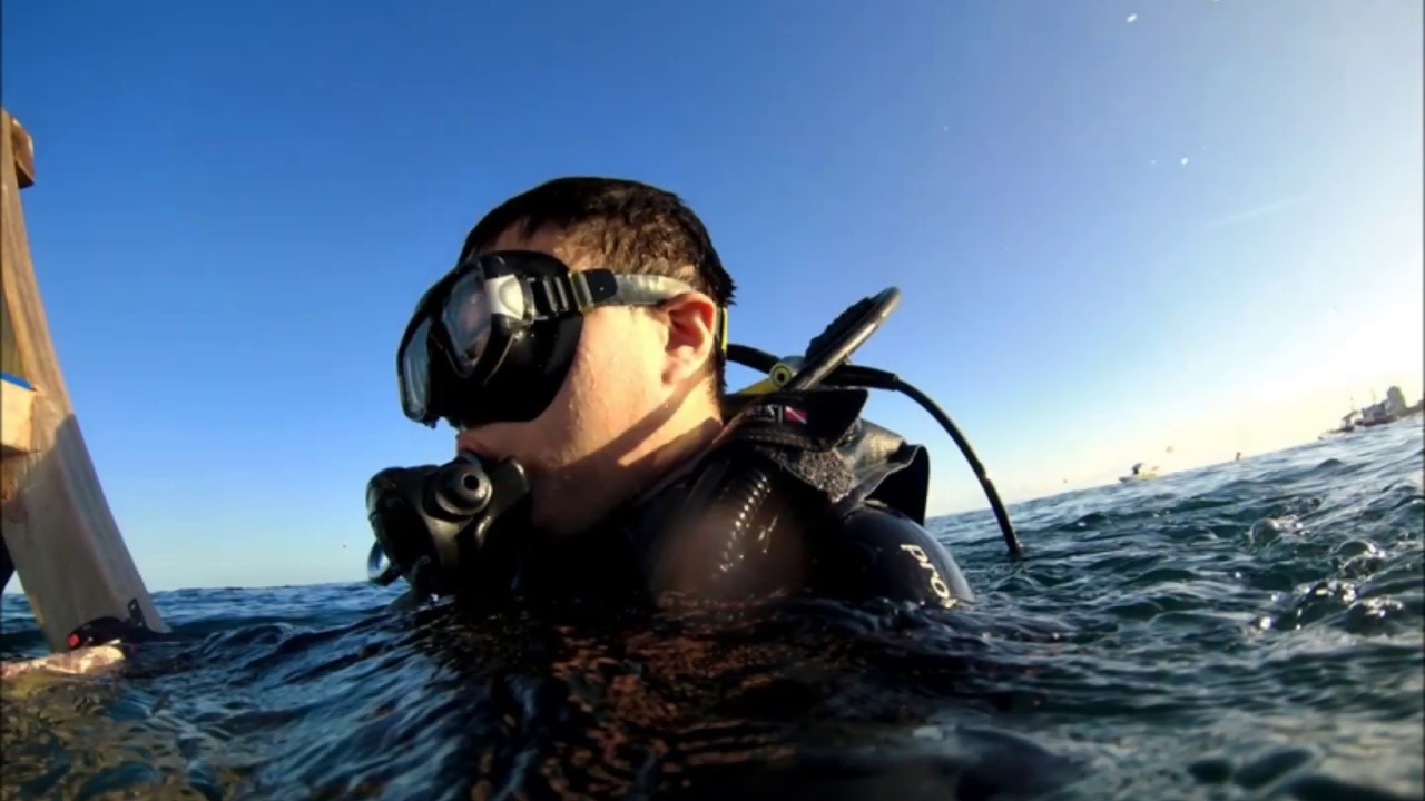 Chinese students' scuba diving challenge with momo - YouTube