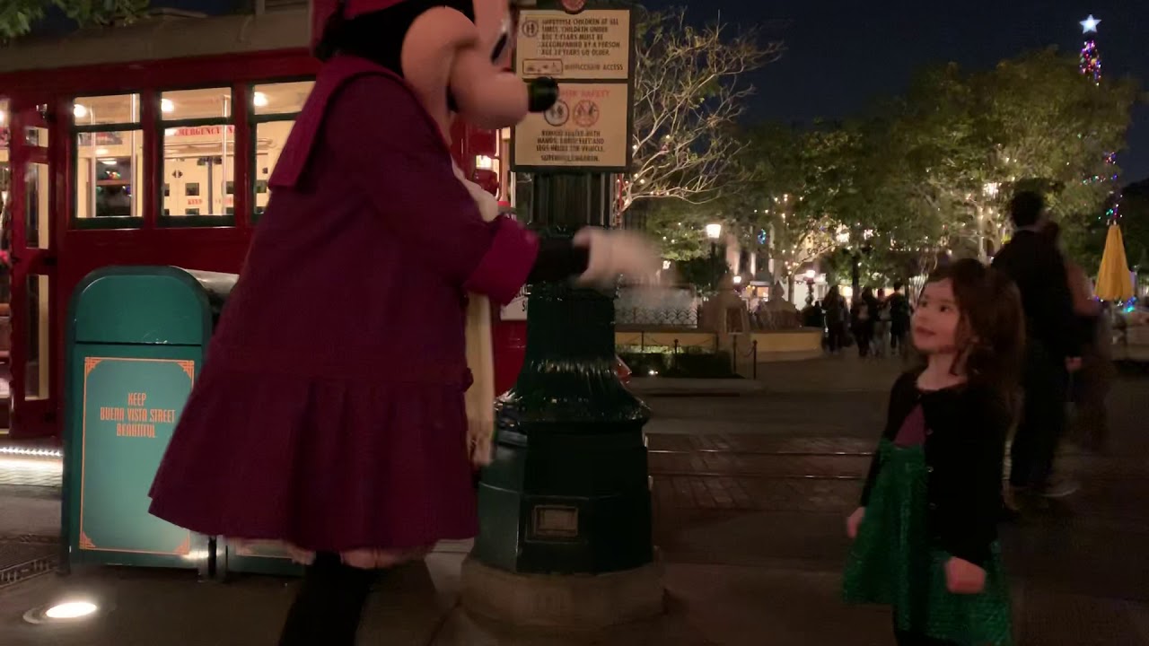 Meeting Holiday Minnie @ DCA Disney’s California Adventure Disneyland ...