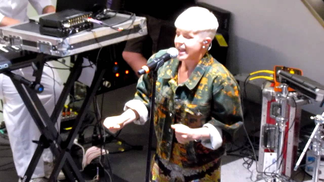 Robyn At H&M in NYC on 6/19/11 - YouTube