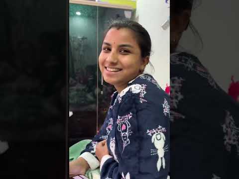 সন্ধ্যাবেলায় দিদি আমাদের জন্য চা আর মুড়ি ভাজা টিফিন নিয়ে এলো😄