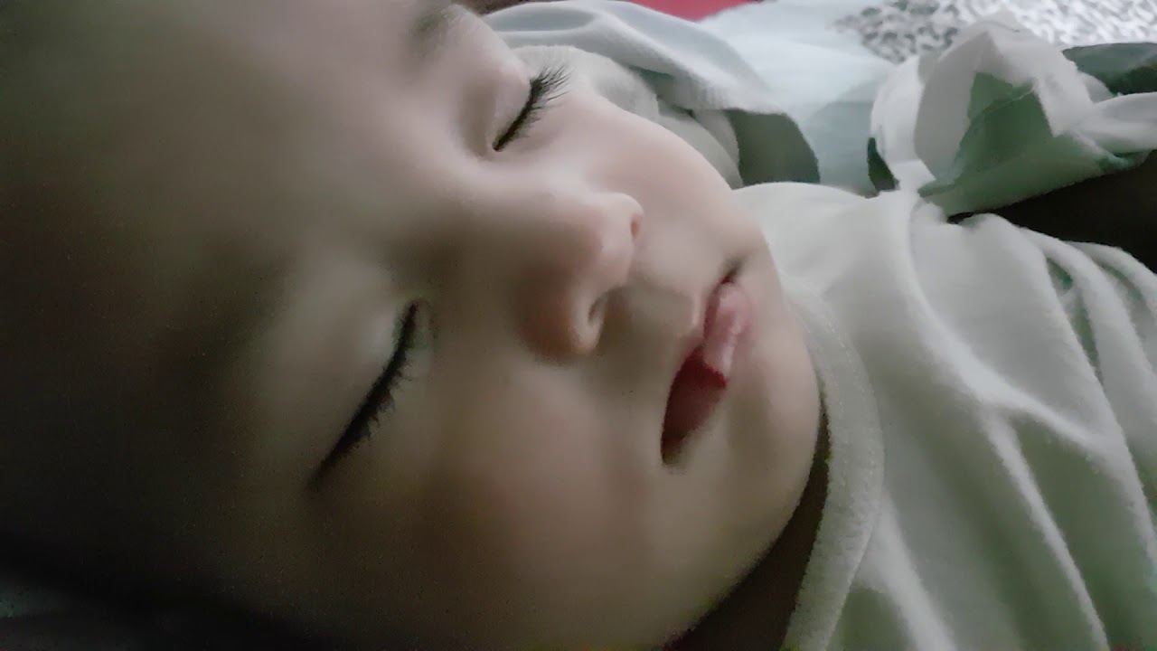 Baby's long eyelashes - YouTube