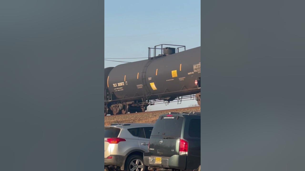 CSX B118 passing Union,NJ with BNSF/CSX Power #youtubeshorts #foregin #bnsf #csx #railfan #train ...