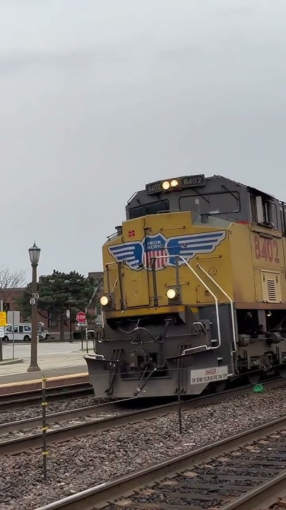 UP 8402 horn show! - YouTube