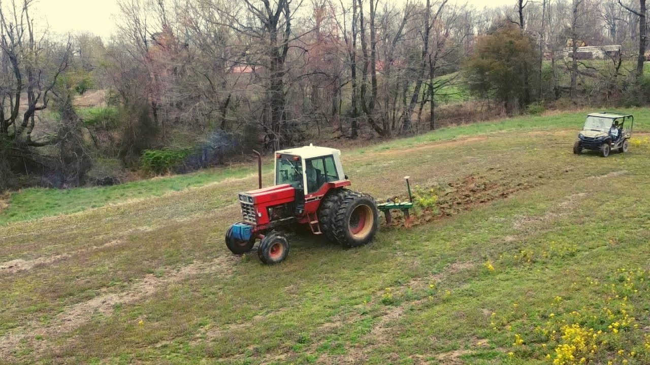 1486 International Harvester Pulling a 7 Shank JD Ripper!!! - YouTube