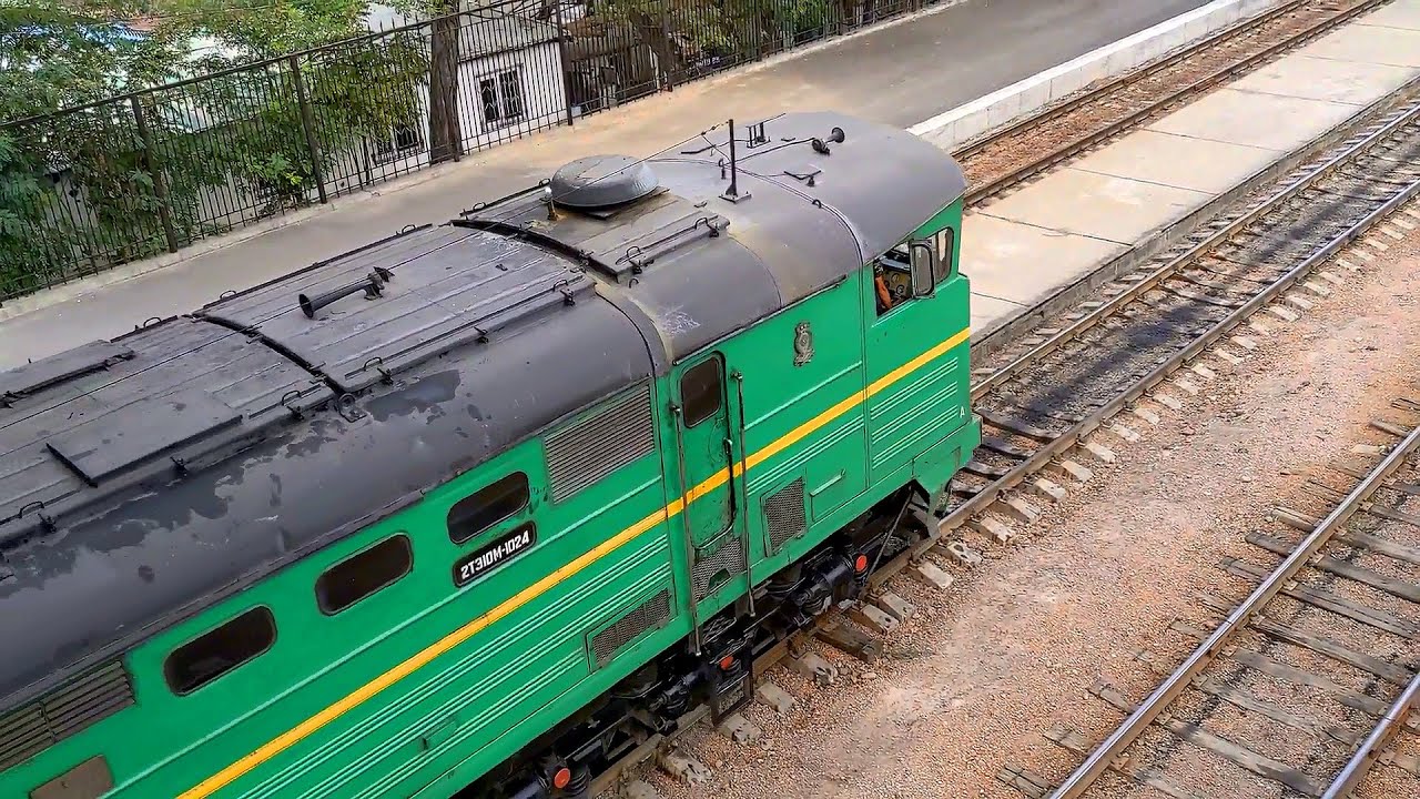 A diesel locomotive 2TE10М-1024 with a commuter train / Тепловоз 2ТЭ10М ...