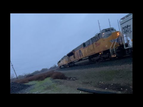 UP 5792 MRVEU With SD70M And SD70AH West/Northbound 20th St Wye Track - YouTube