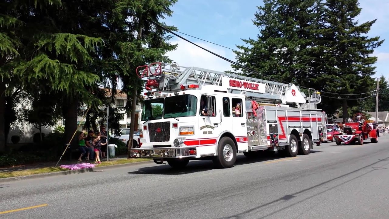 Sedro Woolley WA Police Interceptor and Ladder Truck in Parade - YouTube