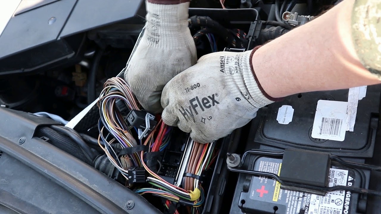 How to remove the ECU from a SLK r170 or Crossfire r193 - YouTube
