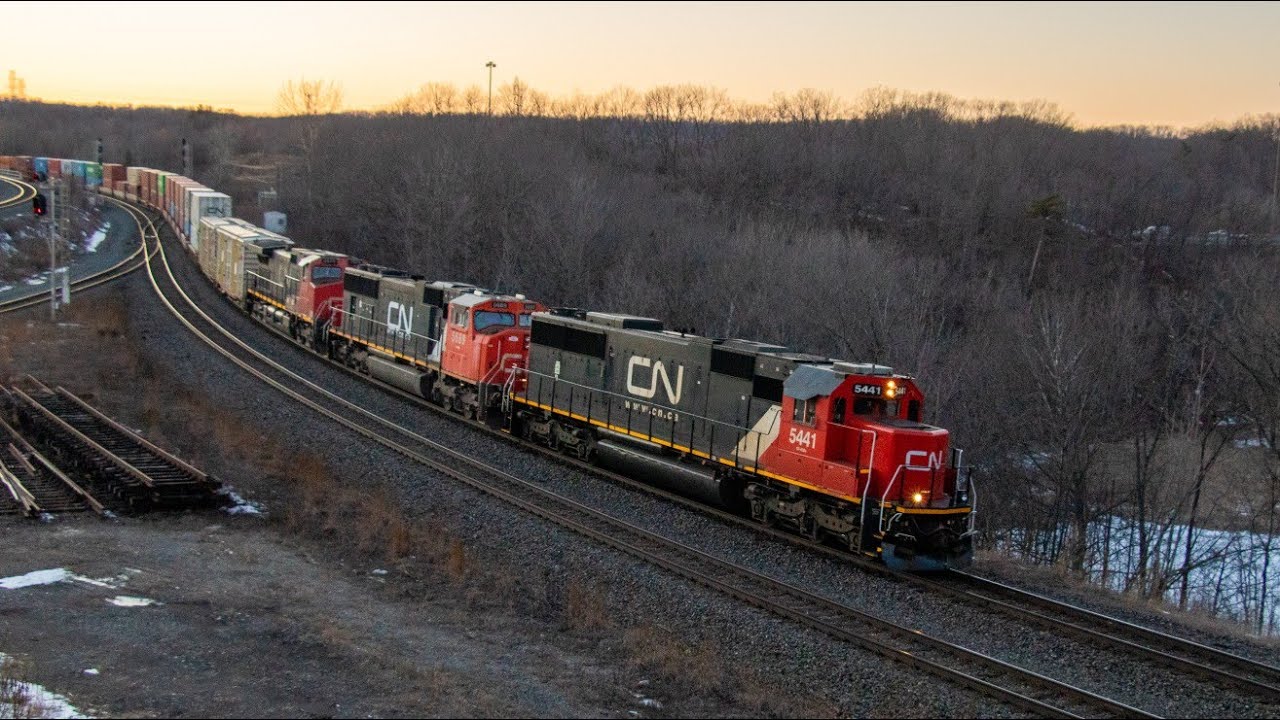 HORN! SD60! CN 5441 at Bayview (MAR 3/22) - YouTube