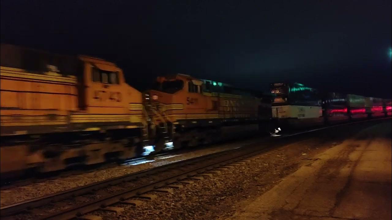 BNSF 8180 (ES44C4) leads an Eastbound BNSF z-train through Streator, IL 02/02/24 - YouTube