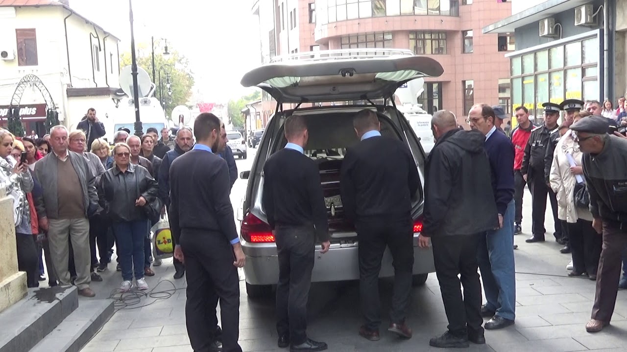 Ilie Balaci, depus la biserica Sf. Ilie (video: Alex Vîrtosu) - YouTube