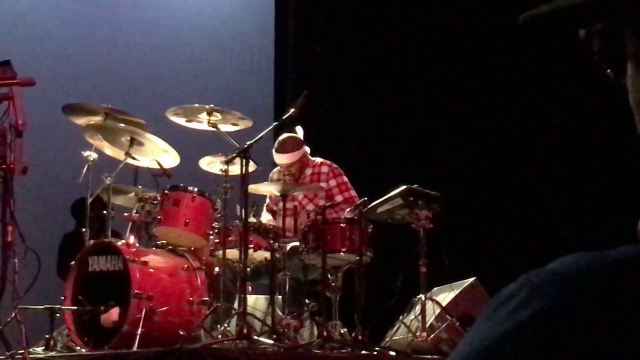 justin tyson drum solo :: robert glasper experiment - YouTube