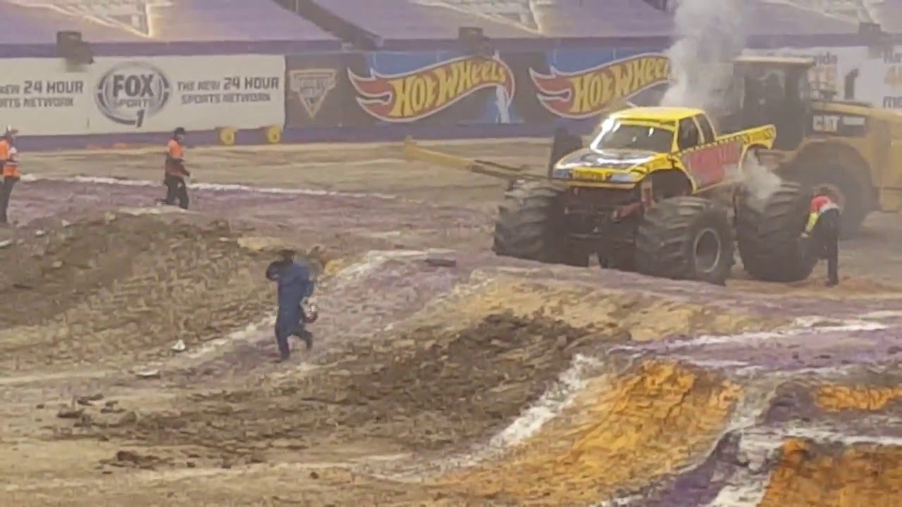 Wrecking crew monster jam on Fire - YouTube