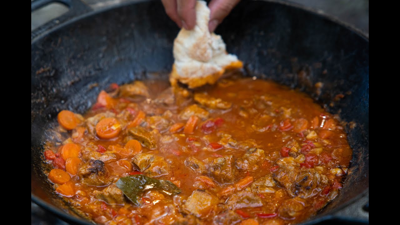 Tocanita tiganeasca cu ceafa de purcel...Gypsy stew with piglet neck ...