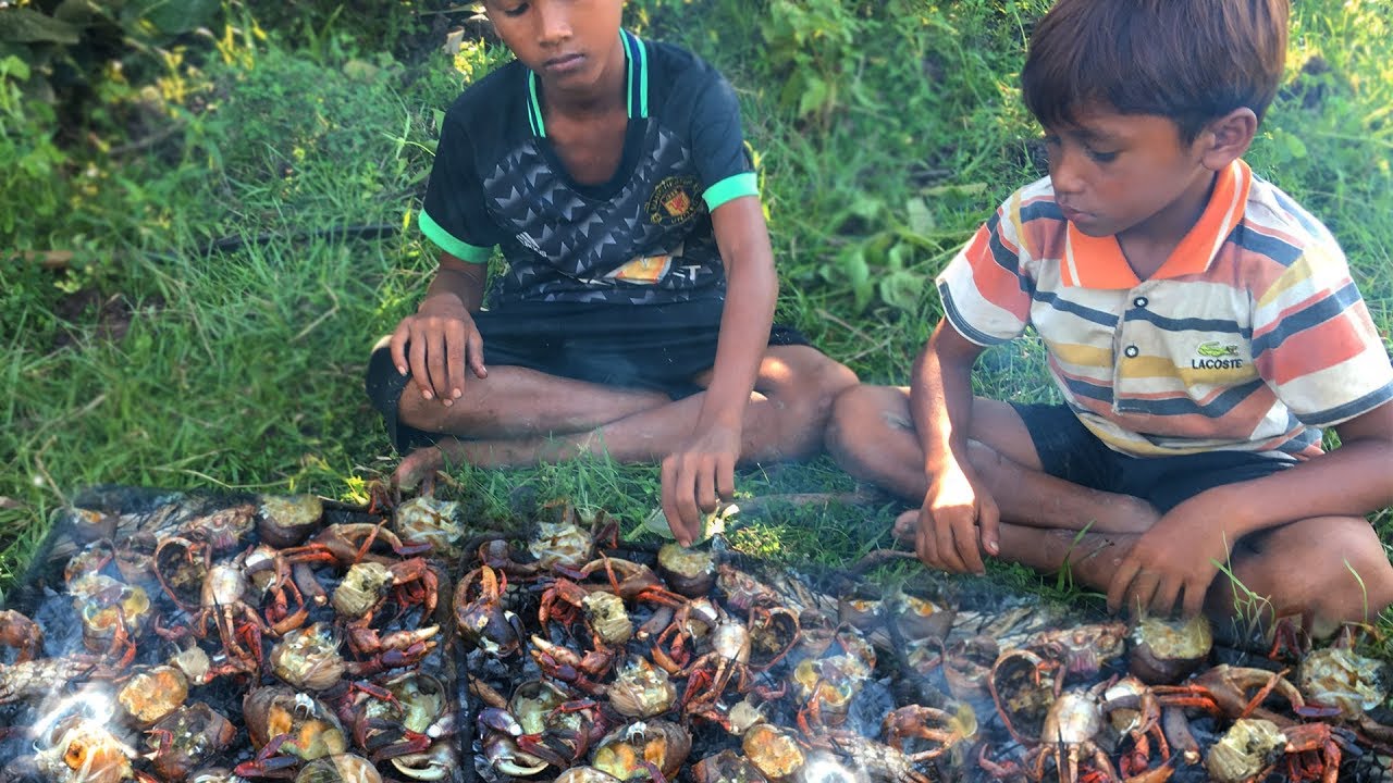 Primitive Technology Cooking Crab - A little boys grilling crabs and ...