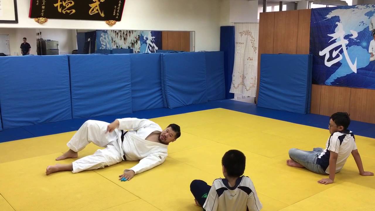 Judo Instructor teaching the pupils how to break fall - YouTube