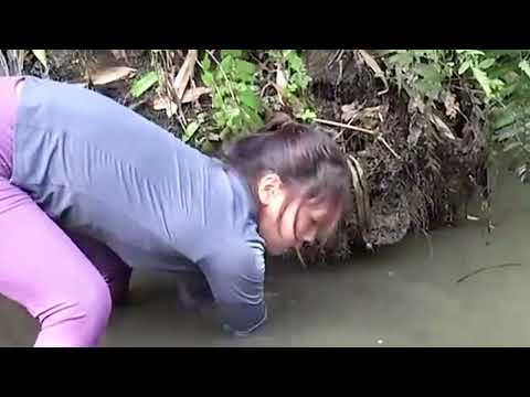 Fishing Video/amazing beautiful fishing girl drains the water out of pond/catching fish by hands