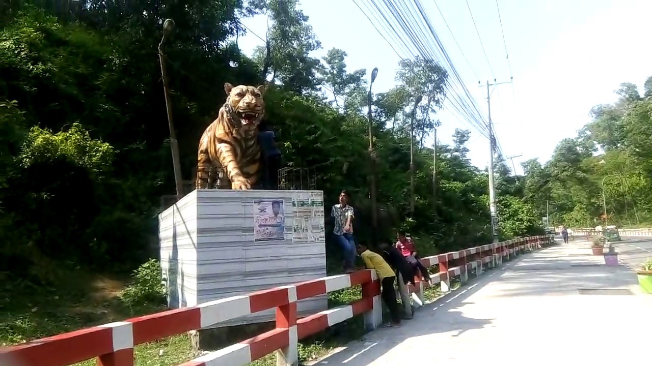 Tiger statue at tigerpass chittagong - YouTube