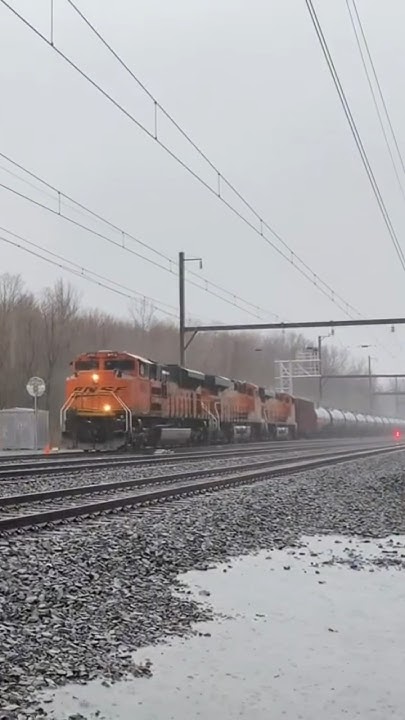 CSX B118 with a BNSF SD70ACE Leader - YouTube