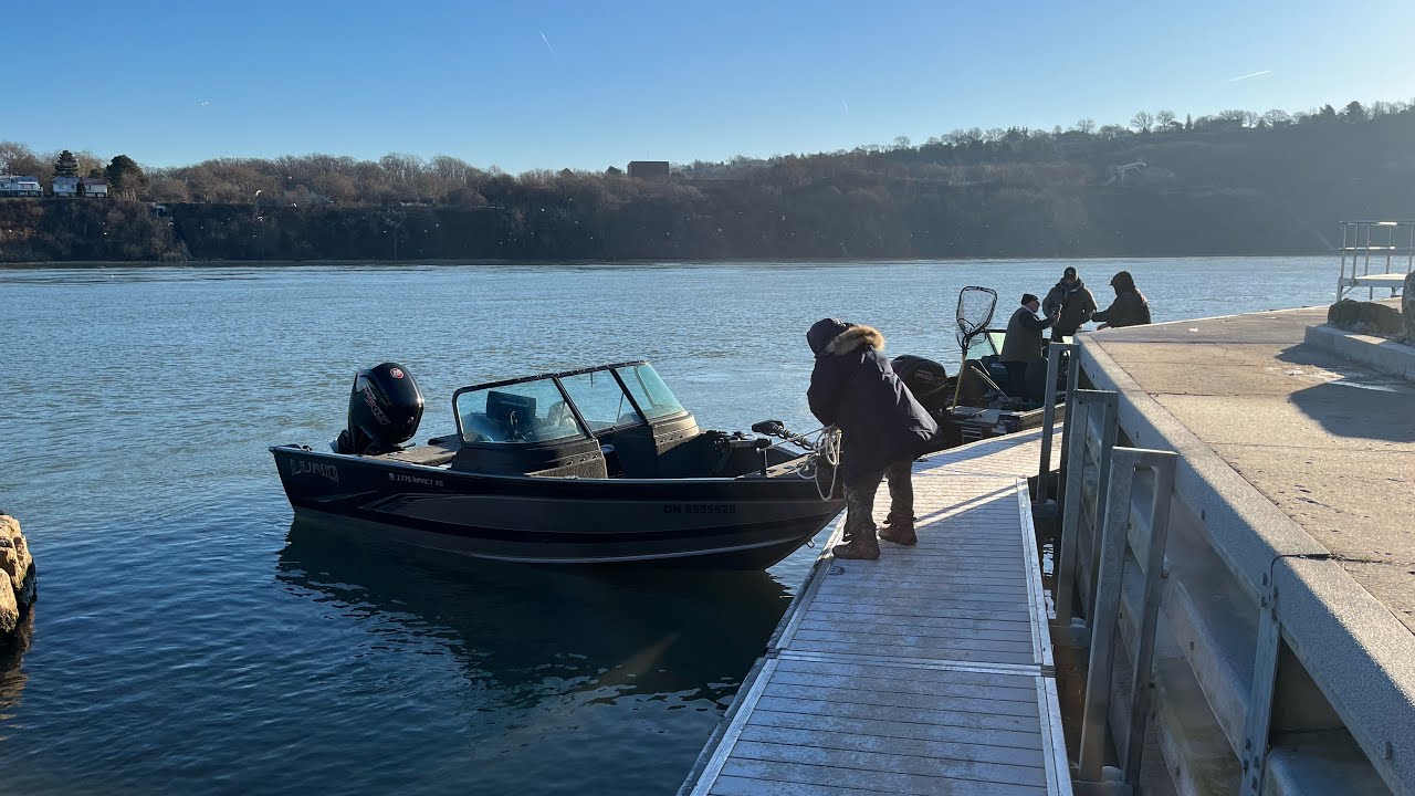 Lower Niagara River Walleye Fishing Dec 14 2024 大瀑布下游钓碧古之行 - YouTube