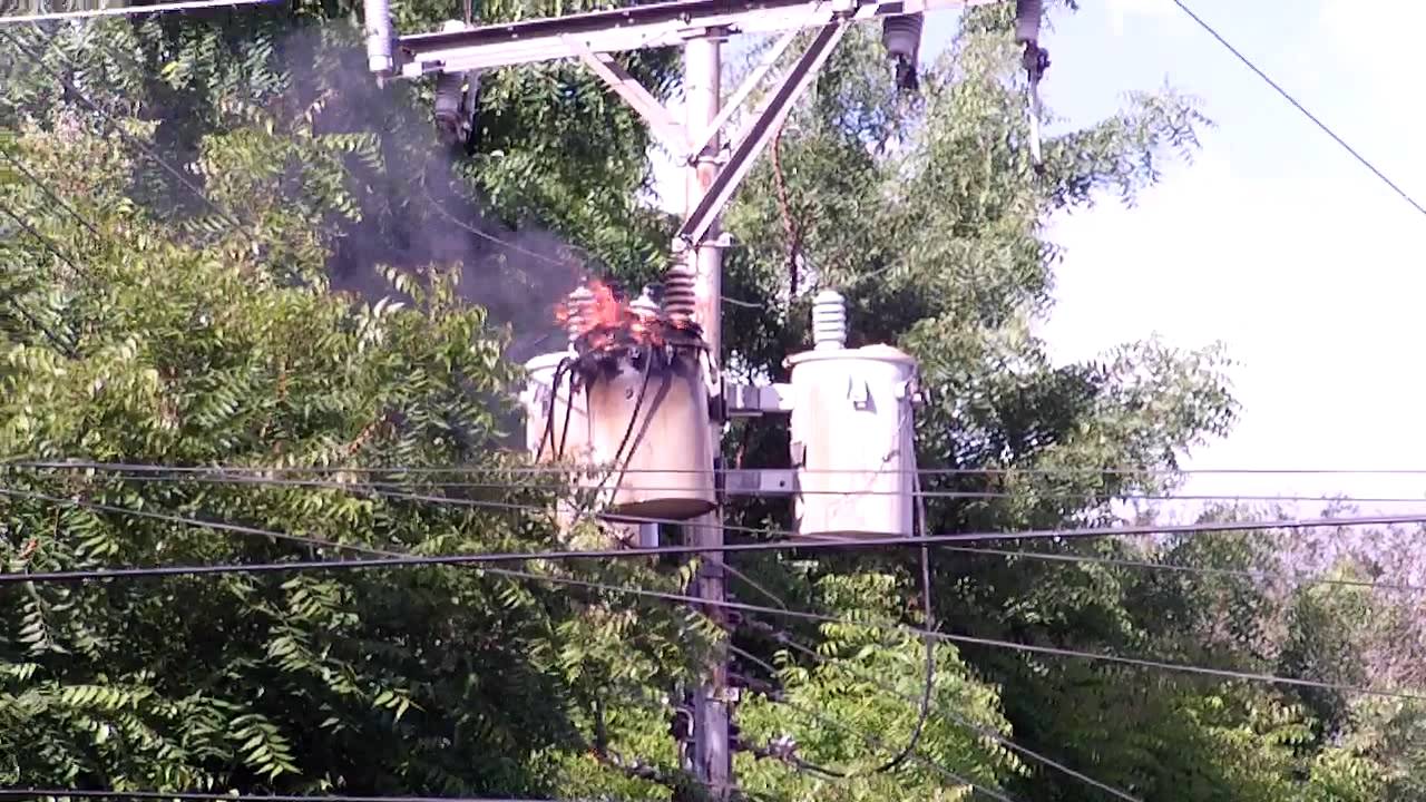 EXPLOSION DE UN TRANSFORMADOR - YouTube