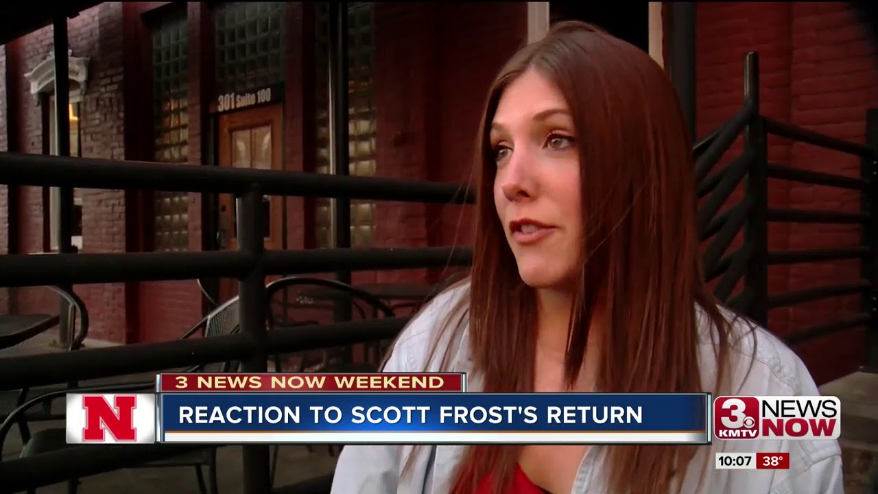 Fans welcome home Scott Frost - YouTube