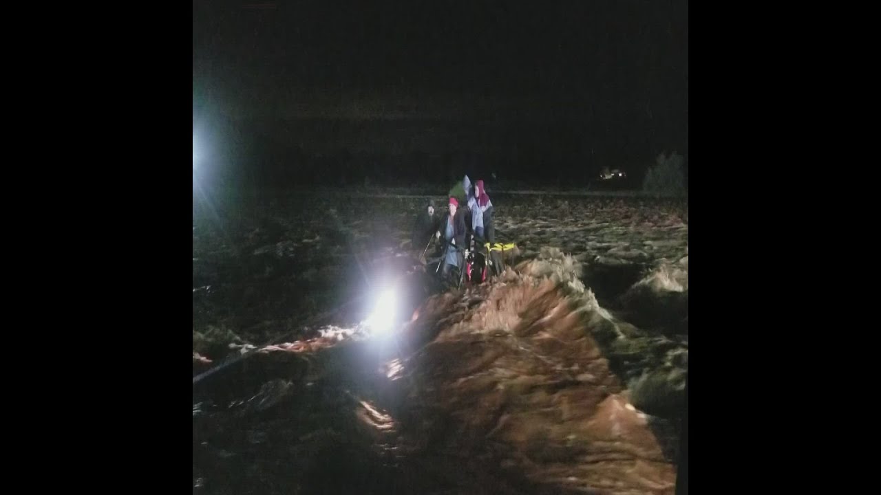 Family in SUV pulled from rushing flood waters - YouTube