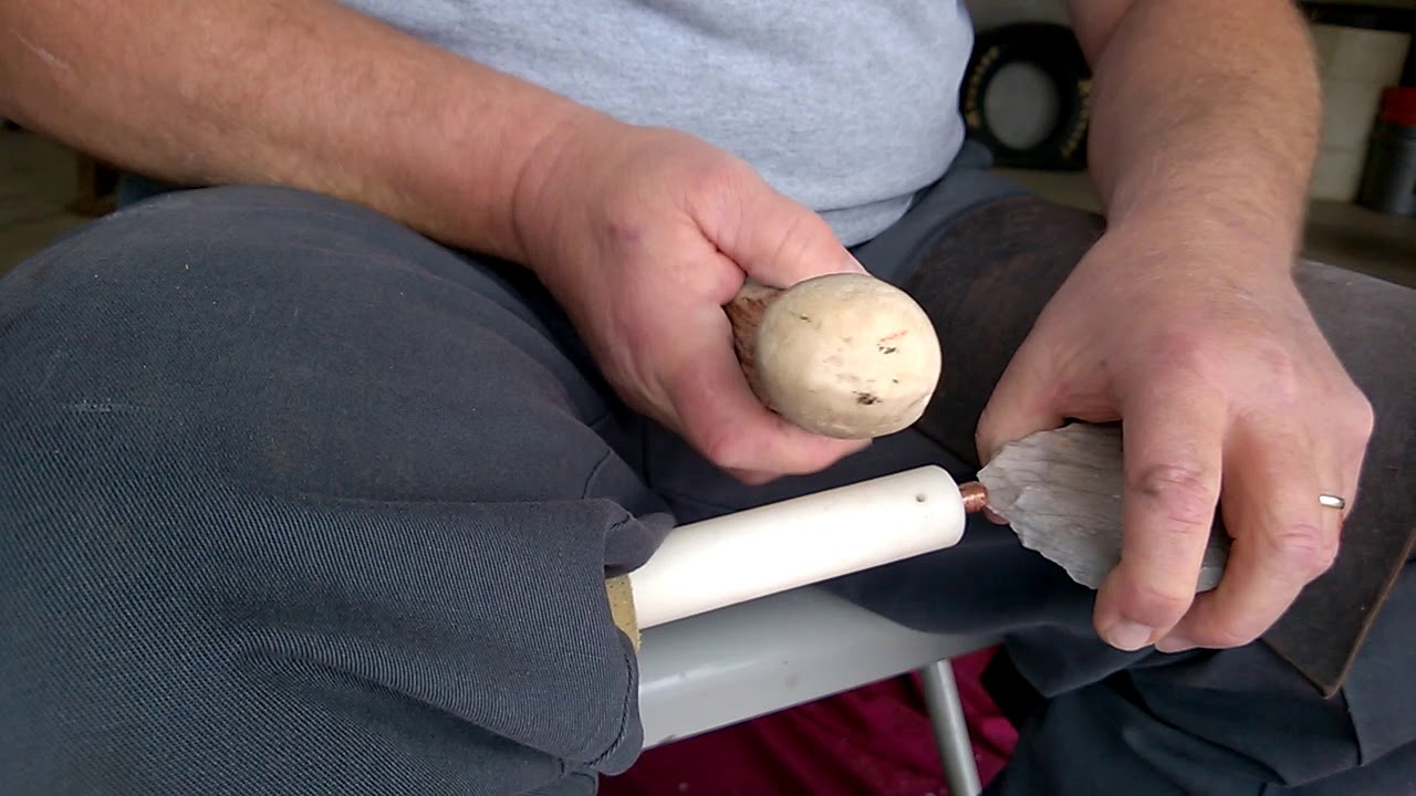 Flint knapping a Novaculite corner notch 1/5 - YouTube