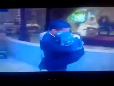 DÜĞÜNÜNDE ANNESİNİN AYAKLARINI ÖPEN DAMAT..