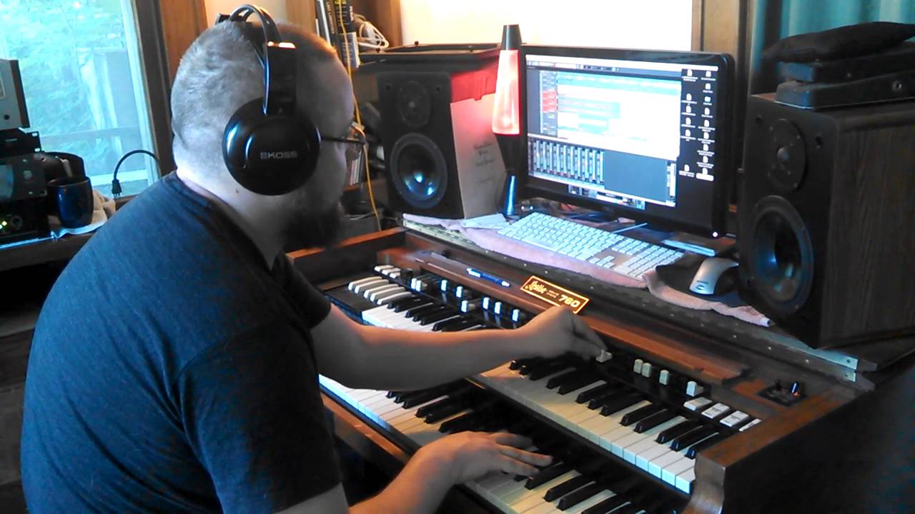 Dan "Spiffy" Neuman recording organ tracks in the studio - YouTube