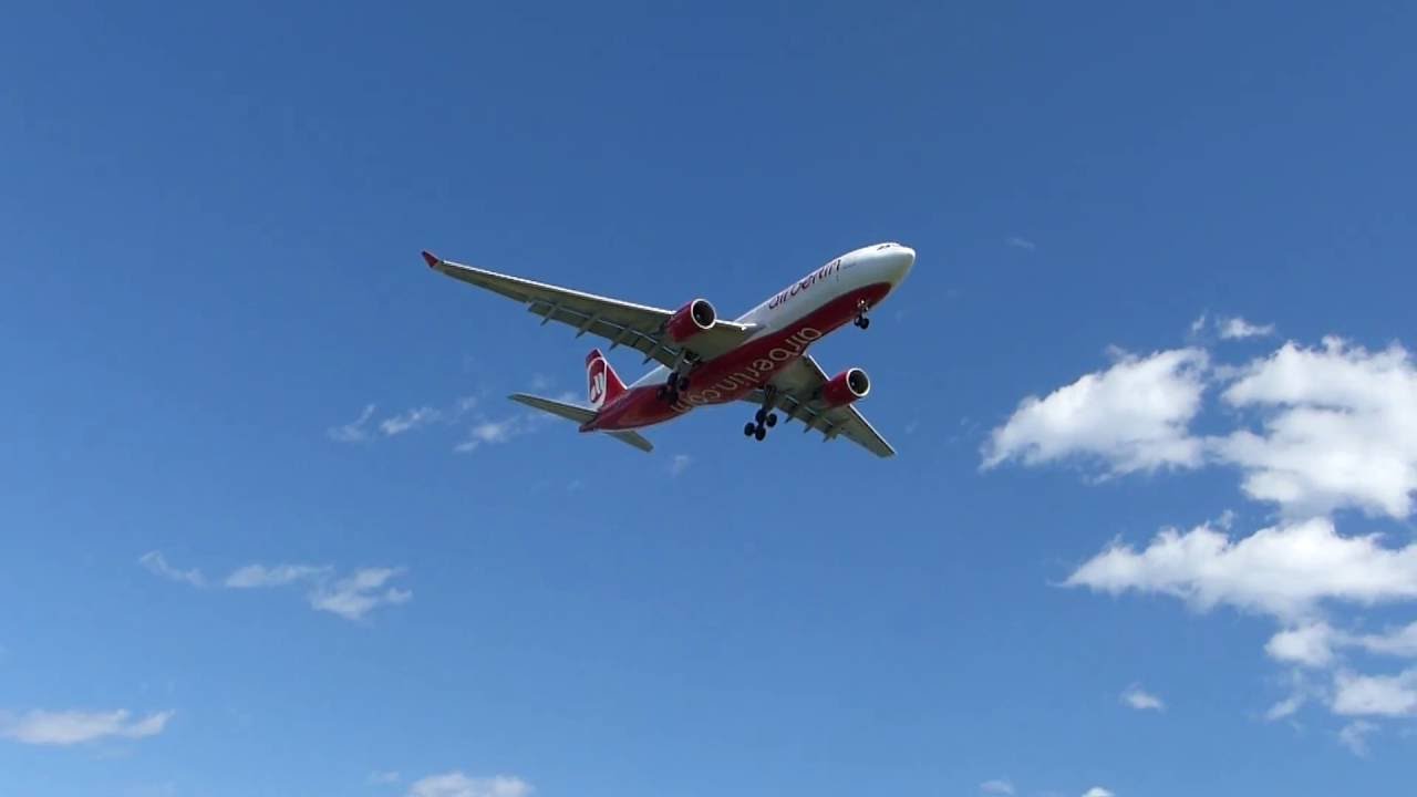 Plane spotting at Boston logan airport windy landings - YouTube
