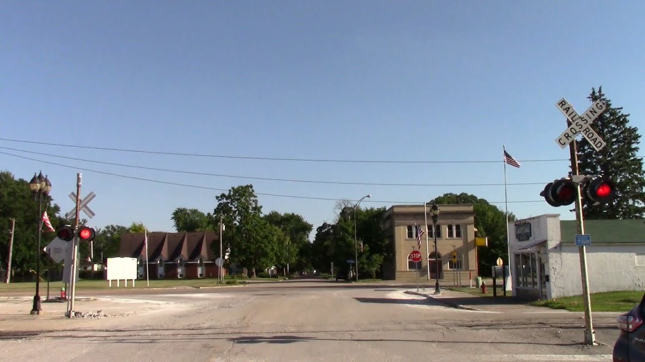 TPW 3442 and TPW 3441 at Central Street in Gilman, Illinois - YouTube