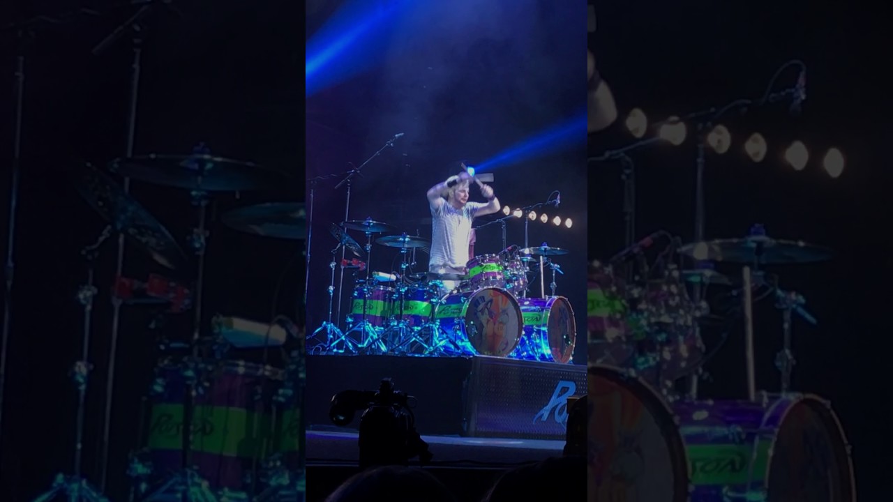 Poison Drummer Rikki Rockett performs amazing drum solo. - YouTube