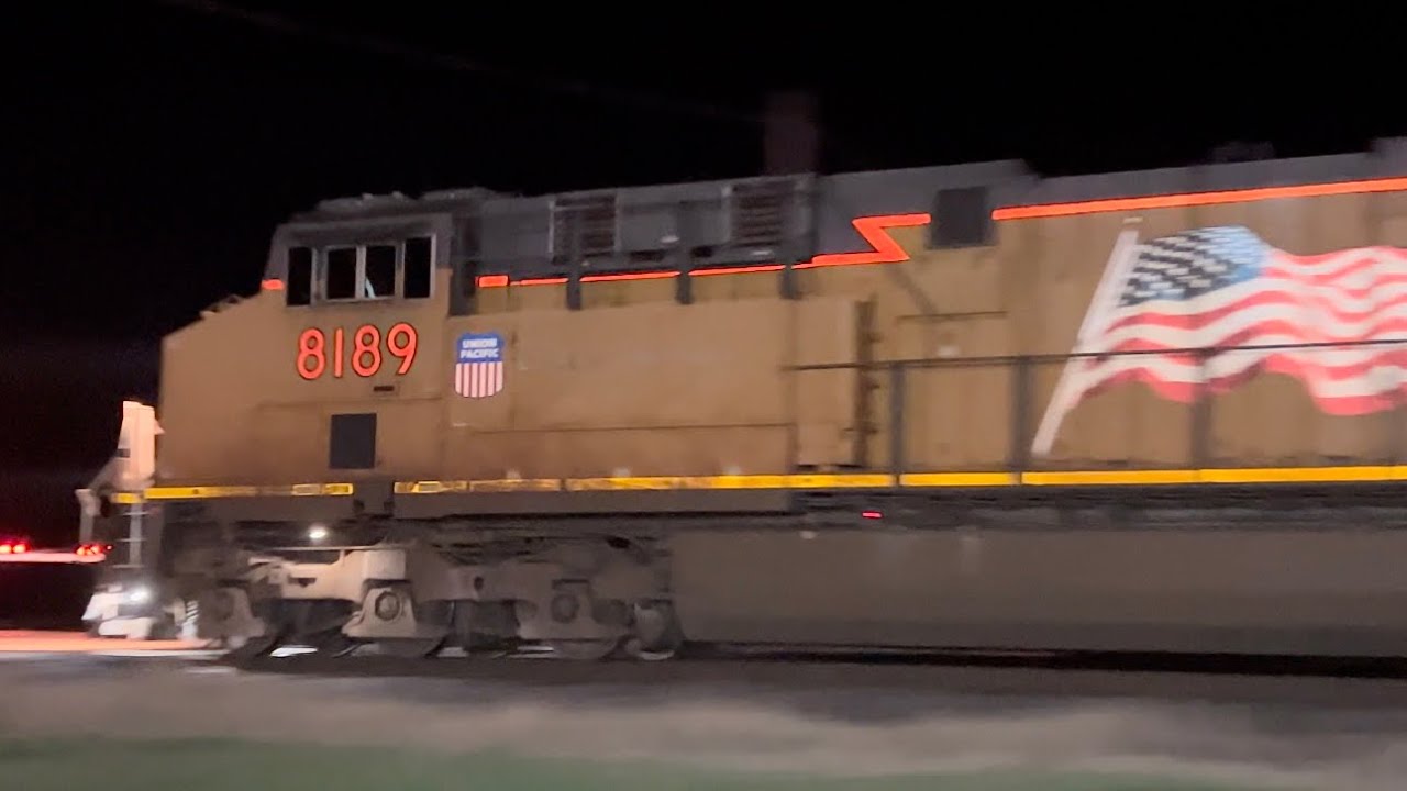 UP 8189 Leads Intermodal Train and Goes Into Emergency - YouTube
