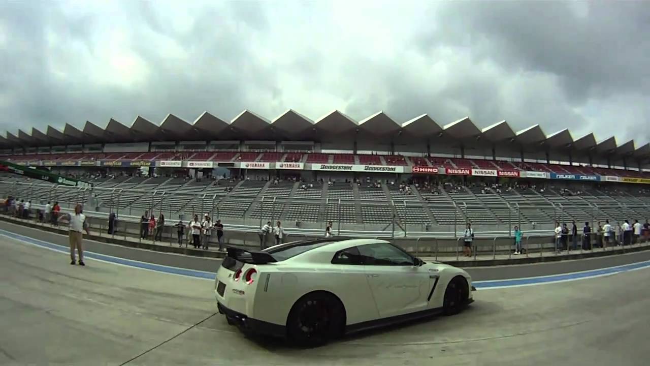 Mine's R35 GT-R and MCR R35 GT-R going out on Fuji Speedway - YouTube